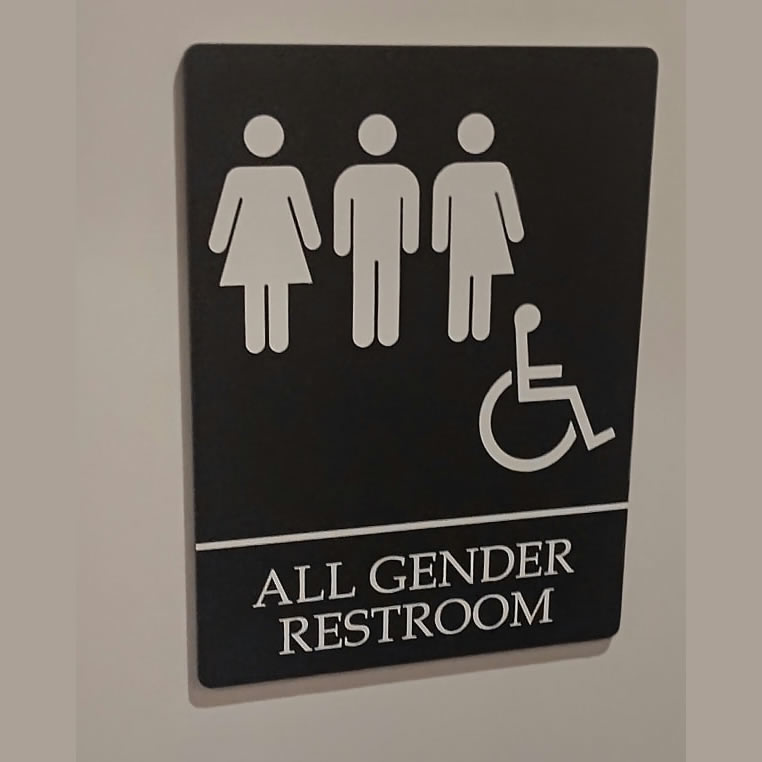 店内のトイレは オールジェンダーフリーです
